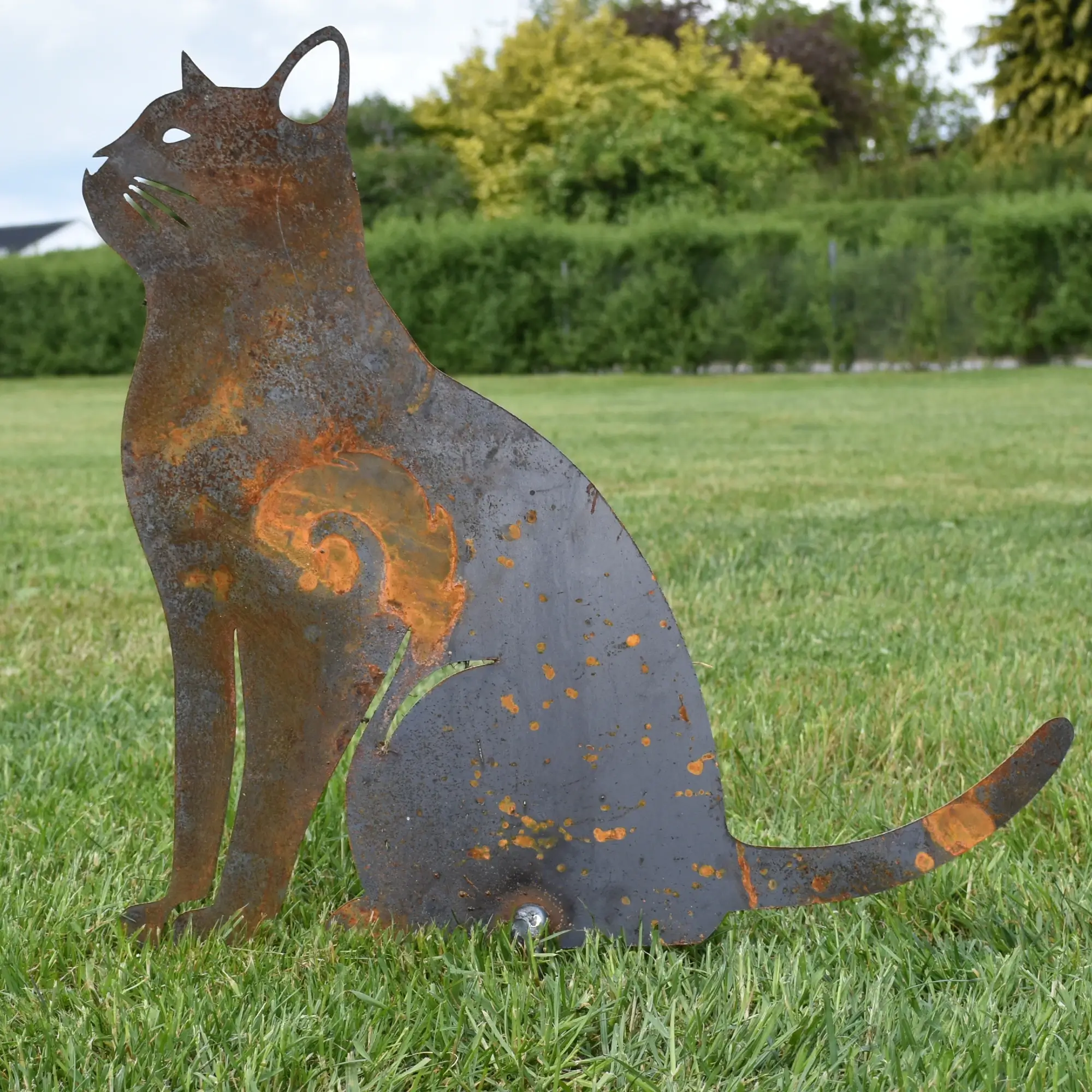 Hugo – Stor kat i cortenstål (52x58 cm) | Dansk design til haven